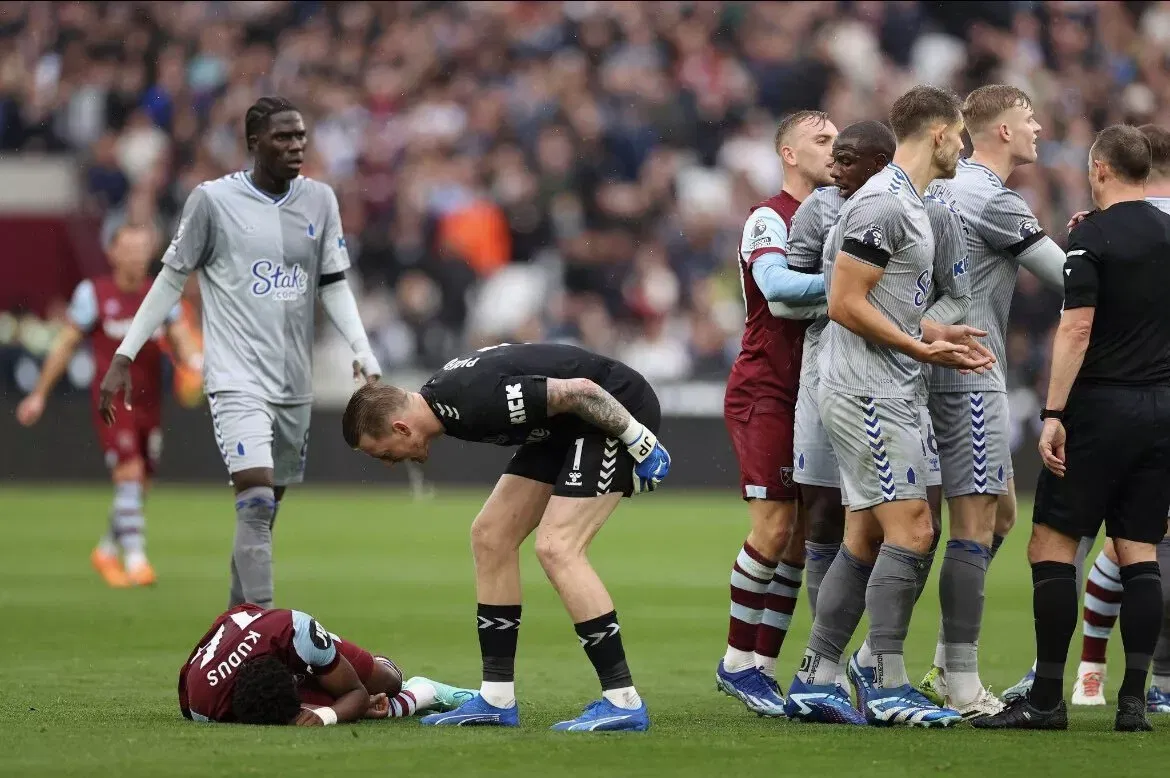 Top six goalkeepers with most yellow cards in Premier League history